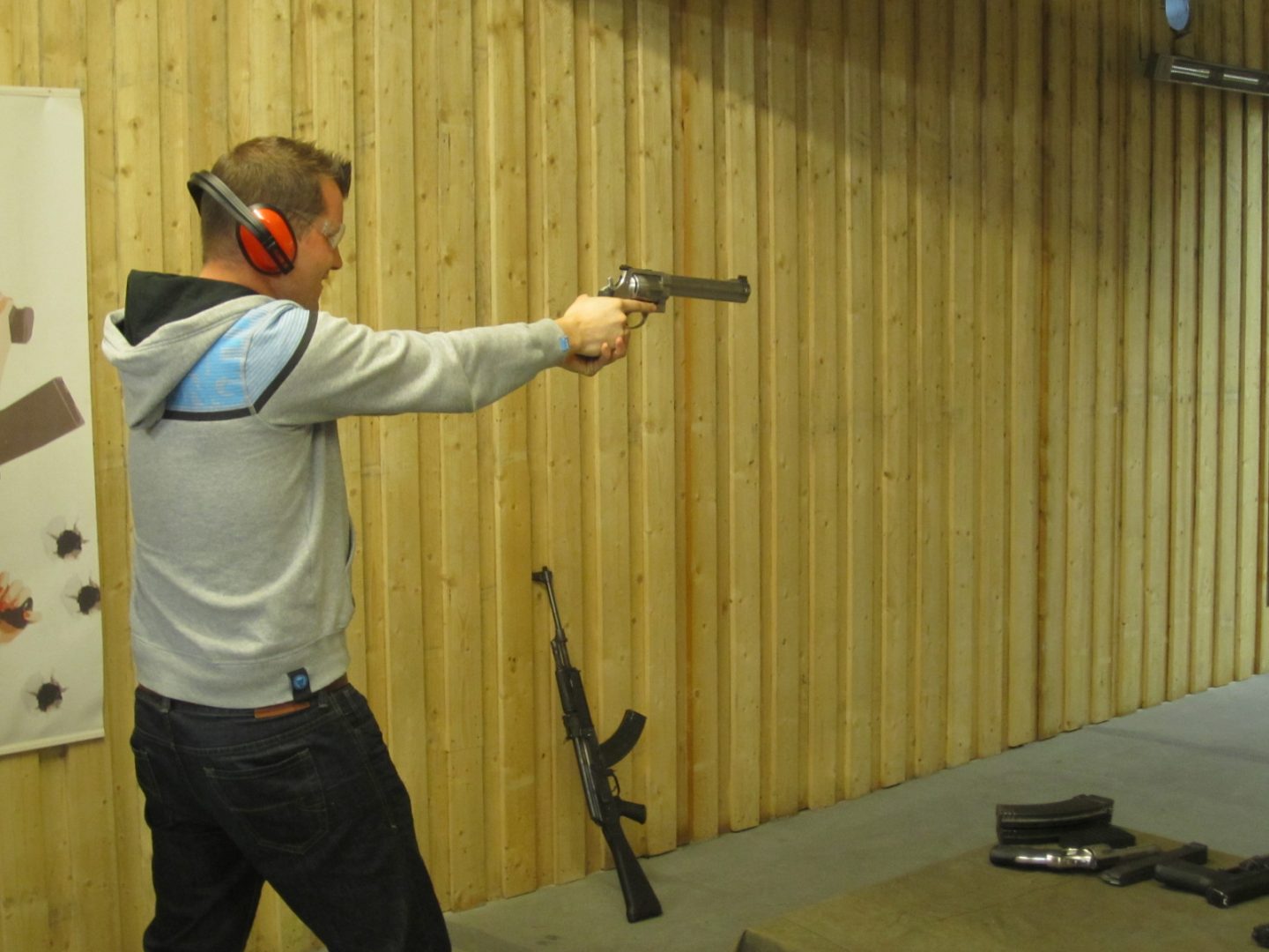 Shooting with a large pistol - Nordic Experience